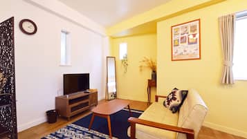 Apartamento (Quadruple Room - 301) | Sala | TV de ecrã plano
