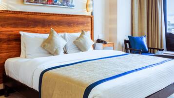 Cofre no quarto, secretária, berços/camas para crianças grátis