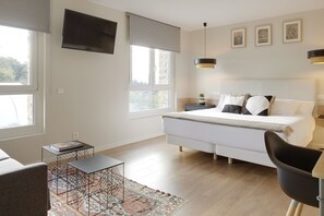 Escrivaninha, quartos à prova de som, Wi-Fi de cortesia, roupa de cama