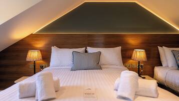 Quarto Triplo Familiar | Com decoração personalizada, com mobília individualizada, secretária