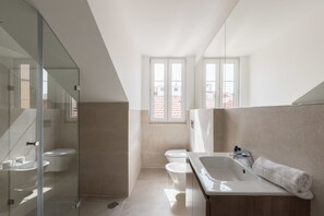 Dúplex, 4 quartos | Casa de banho | Um polibã, artigos de higiene pessoal grátis, um secador de cabelo 