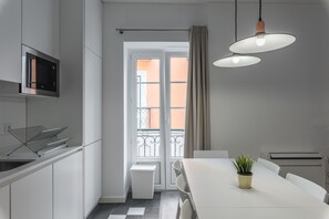 Apartamento, 3 quartos | Kitchenette privada | Um frigorífico/congelador grande, um micro-ondas, um forno 