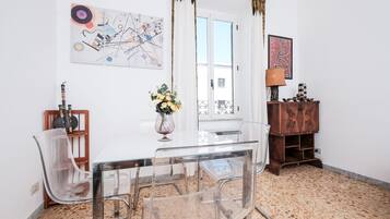 Apartamento, 1 quarto | Refeições no quarto
