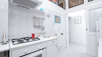 Apartamento, 1 quarto | Cozinha privada | Um frigorífico, um micro-ondas, um forno, uma placa de cozinha
