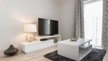 Apartamento empresarial, 1 cama King, para não fumantes | Sala de estar | TV de tela plana