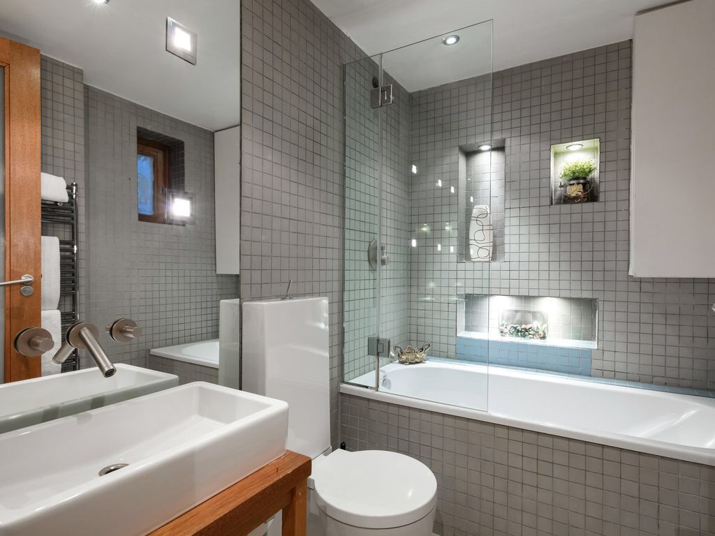 Apartamento superluxo, 2 quartos, sacada, no piso térreo | Banheiro | Produtos de toalete grátis, secador de cabelo, toalhas de banho 