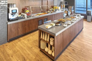 Café da manhã completo grátis todos os dias