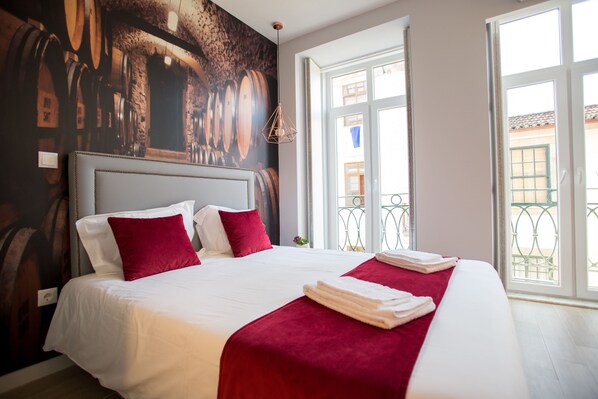 Estúdio, sacada, vista para o rio (I) | Escrivaninha, quartos à prova de som, ferros/tábuas de passar roupa