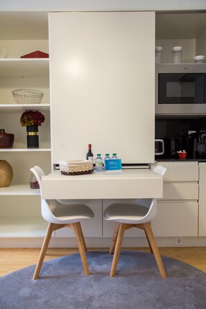 Estúdio, varanda, Vista para a cidade | Sala de estar | Televisor LCD de 40 polegadas com canais por cabo, televisor 