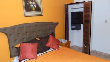 Quarto Clássico com Cama de Casal, 1 cama de casal, não fumadores | Minibar, cofre no quarto, ferro/tábua de engomar, Wi-fi grátis