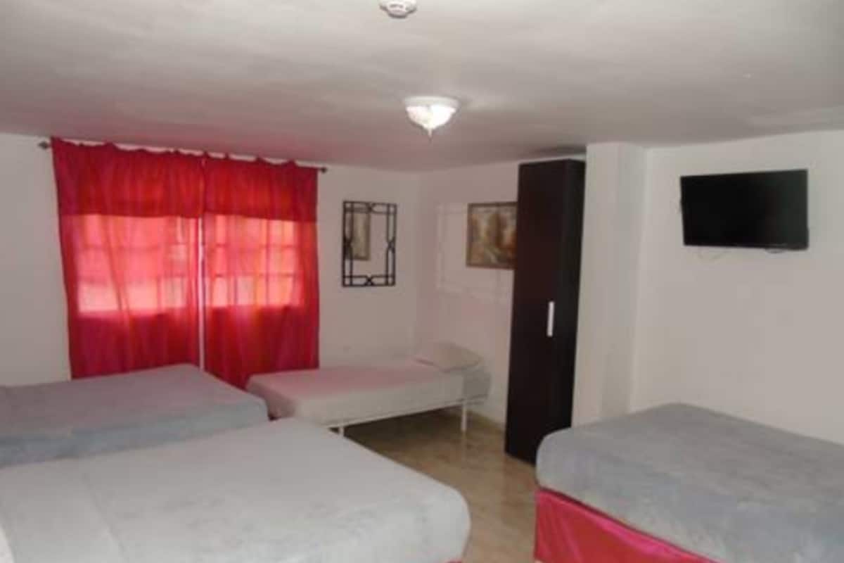 Quarto Triplo Clássico, várias camas, não fumadores | Wi-fi grátis, roupa de cama fornecida
