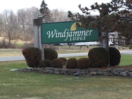 Placa de Windjammer Lodge com vista clara da paisagem circundante.