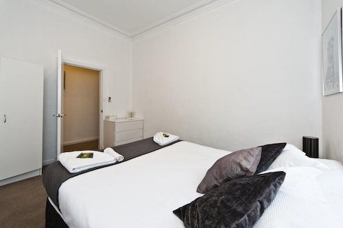 3 Bedroom Accommodation Near To Uwa And Hospitals - Cottesloe