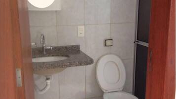 Quarto Duplo | Casa de banho | Um polibã, artigos de higiene pessoal grátis, um secador de cabelo