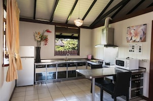 Bangalô standard, 2 quartos, vista para o jardim | Cozinha privada | Geladeira, micro-ondas, cooktop, cafeteira/chaleira