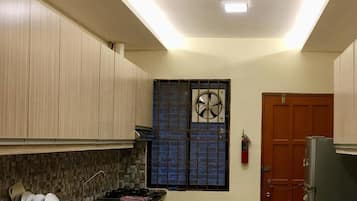 Entire Family Bungalow 3 bedrooms | Cozinha privada | Geladeira, micro-ondas, cooktop, cafeteira/chaleira