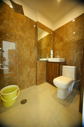 Quarto casal luxo, 1 cama King, para não fumantes | Banheiro | Chuveiro