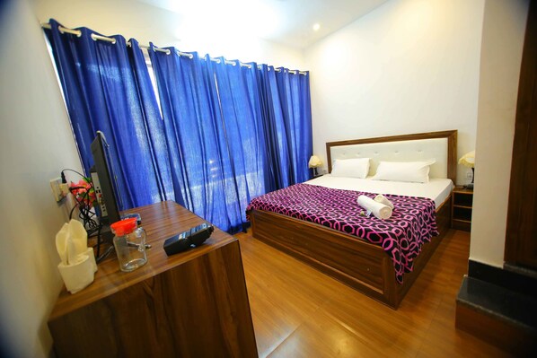 Quarto casal luxo, 1 cama King, para não fumantes | Wi-Fi de cortesia