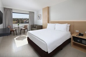 Cofres nos quartos, cortinas blackout, ferros/tábuas de passar roupa