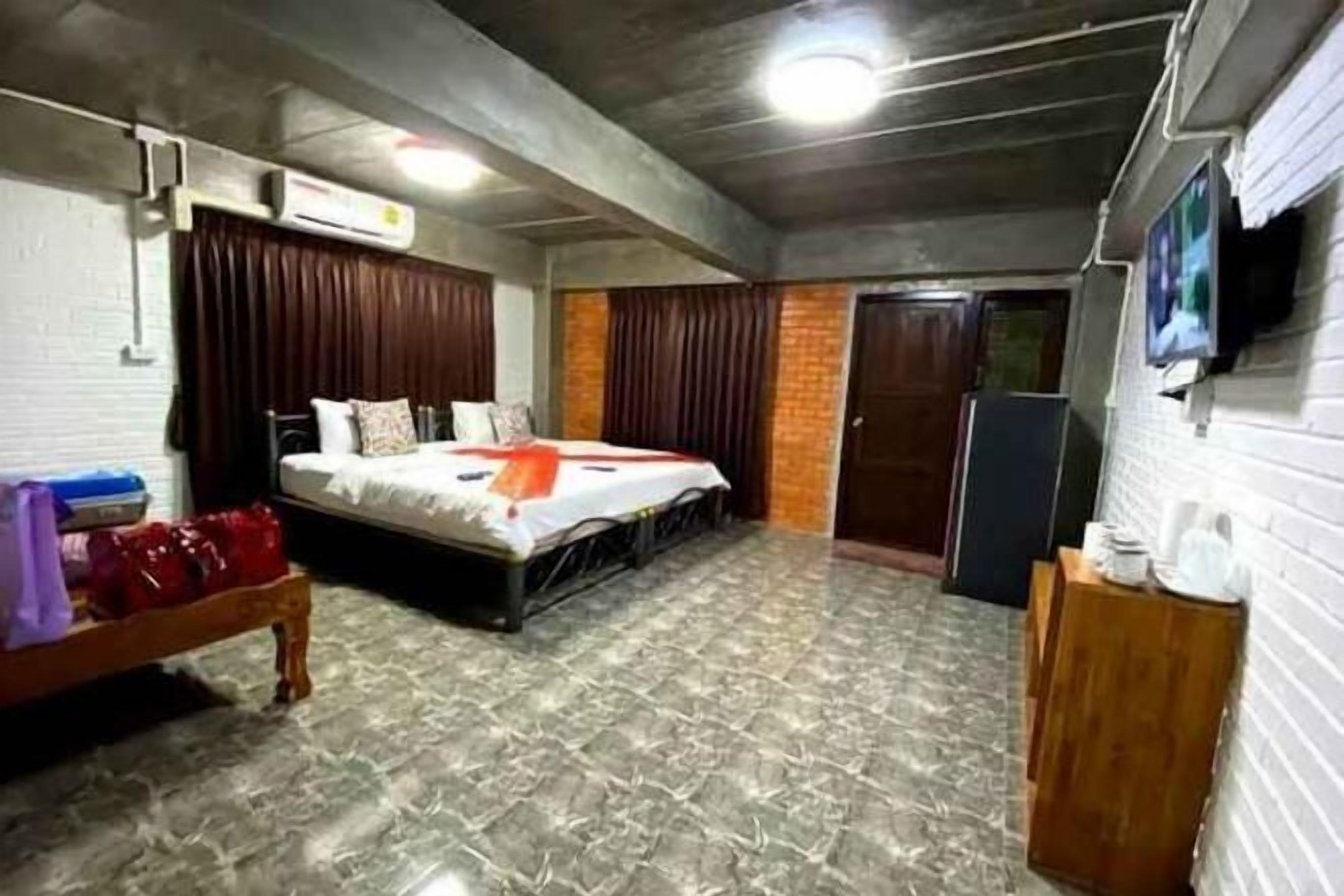 Roupas de cama premium, escrivaninha, cortinas blackout