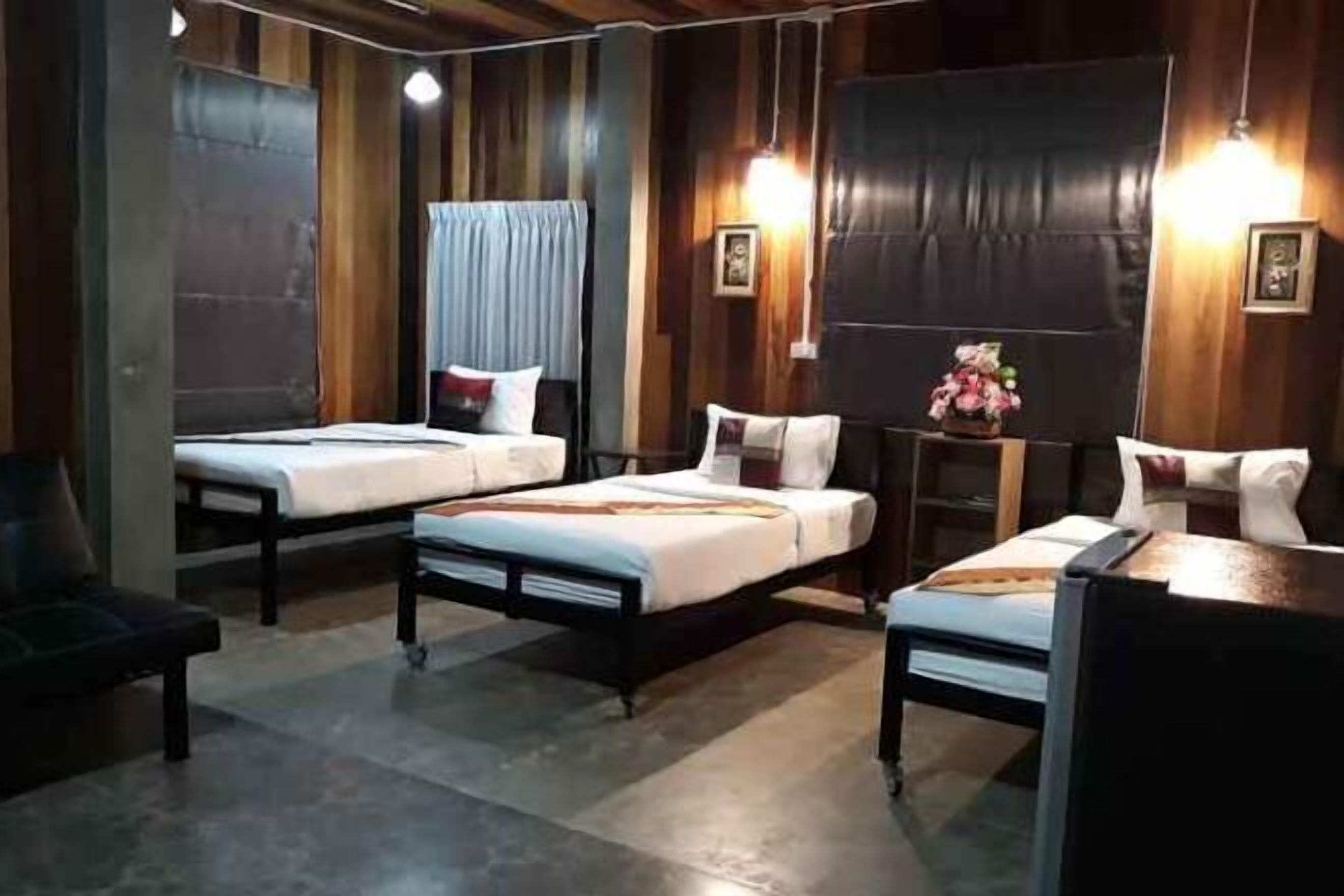 Roupas de cama premium, escrivaninha, cortinas blackout