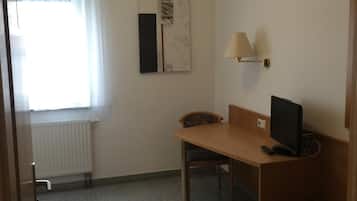 Quarto triplo | Edredons de pluma, escrivaninha, cortinas blackout