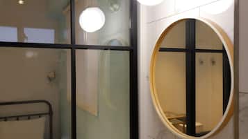 Quarto solteiro superior | Banheiro | Chuveiro, chuveiro com efeito de chuva, produtos de toalete grátis