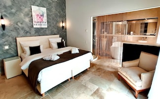 Suíte (SAINT-TROPEZ ) | Frigobar, cofres nos quartos, individualmente decorados