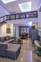 Suite Deluxe | Sala de estar | TV de ecrã plano 