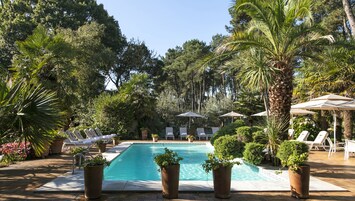 Piscina interna, piscina externa, funciona das 8h às 20h, guarda-sóis