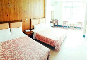 Quarto quádruplo standard | Escrivaninha, cortinas blackout, Wi-Fi de cortesia, roupa de cama