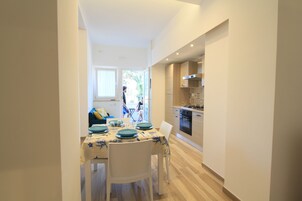 Apartamento (Pet Friendly) | Sala de estar | Televisor 