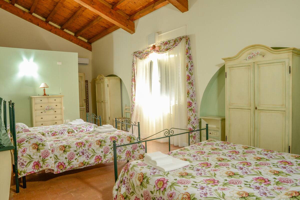 Quarto Quádruplo Standard, acessível, vista para o jardim | Minibar, quartos insonorizados, ferro/tábua de engomar, Wi-fi grátis