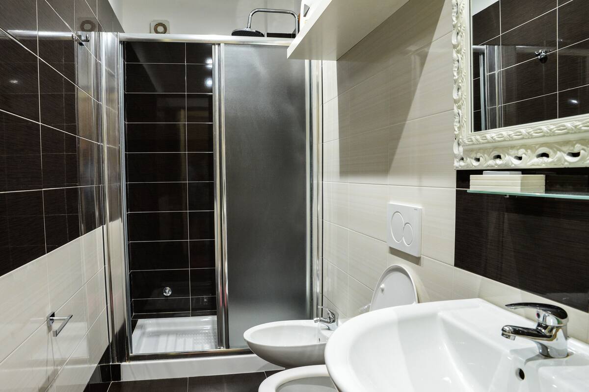 Quarto Duplo ou Twin Familiar | Casa de banho | Um polibã, artigos de higiene pessoal grátis, um secador de cabelo