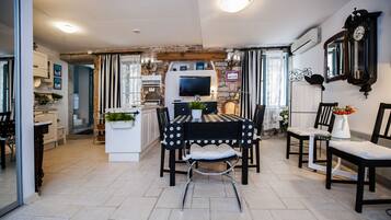 Apartamento Cidade | Sala de estar | Televisor de ecrã plano de 80 cm com canais via satélite, televisor