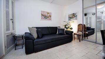 Apartamento Cidade | Sala de estar | Televisor de ecrã plano de 80 cm com canais via satélite, televisor