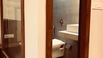 Quarto casal luxo | Banheiro | Chuveiro, produtos de toalete grátis