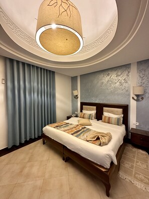 Roupas de cama premium, frigobar, cofres nos quartos, cortinas blackout