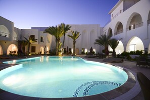 2 piscinas externas, guarda-sóis, espreguiçadeiras