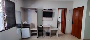 Secretária, secretária adequada para computadores portáteis 