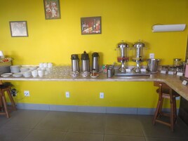Uma bancada de cozinha com diversos utensílios, pratos e recipientes.