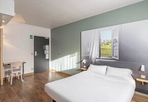 Quarto casal, acessível, para não fumantes | Escrivaninha, cortinas blackout, quartos à prova de som