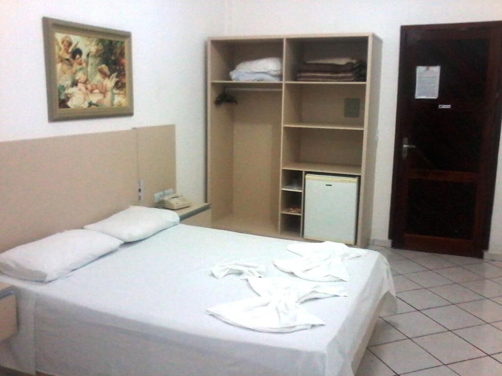 Minibar, cofre no quarto, secretária 