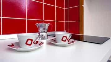 Apartamento Básico, 1 quarto | Kitchenette privada | Um frigorífico, uma placa de cozinha, uma chaleira elétrica