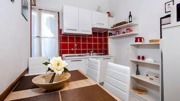 Apartamento Básico, 1 quarto | Kitchenette privada | Um frigorífico, uma placa de cozinha, uma chaleira elétrica