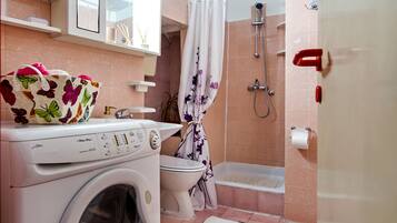 Apartamento Básico, 1 quarto | Casa de banho | Um polibã, um secador de cabelo, toalhas fornecidas, sabão