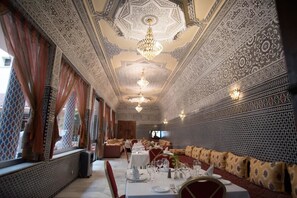 3 restaurantes: servem pequenos-almoços, almoços e jantares