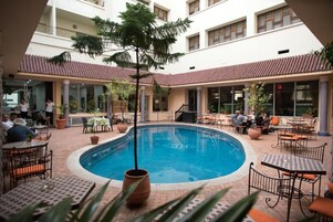 Piscina externa sazonal, guarda-sóis, espreguiçadeiras