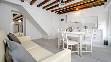 Apartamento básico | Opções para refeição no quarto