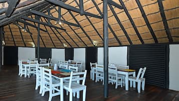 Café da manhã feito na hora todos os dias mediante uma taxa